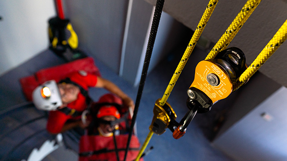 Videos - Petzl : MAESTRO Descender and Technical Pulleys — Check Out ...