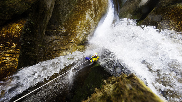 Videos - Petzl : Chamjé Khola - Extreme canyoning in Himalaya (V7-A7-EX ...