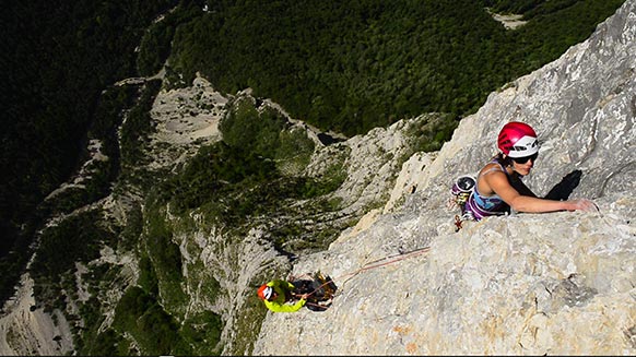 Videos - Petzl : How to belay the leader with a REVERSO - Belaying ...